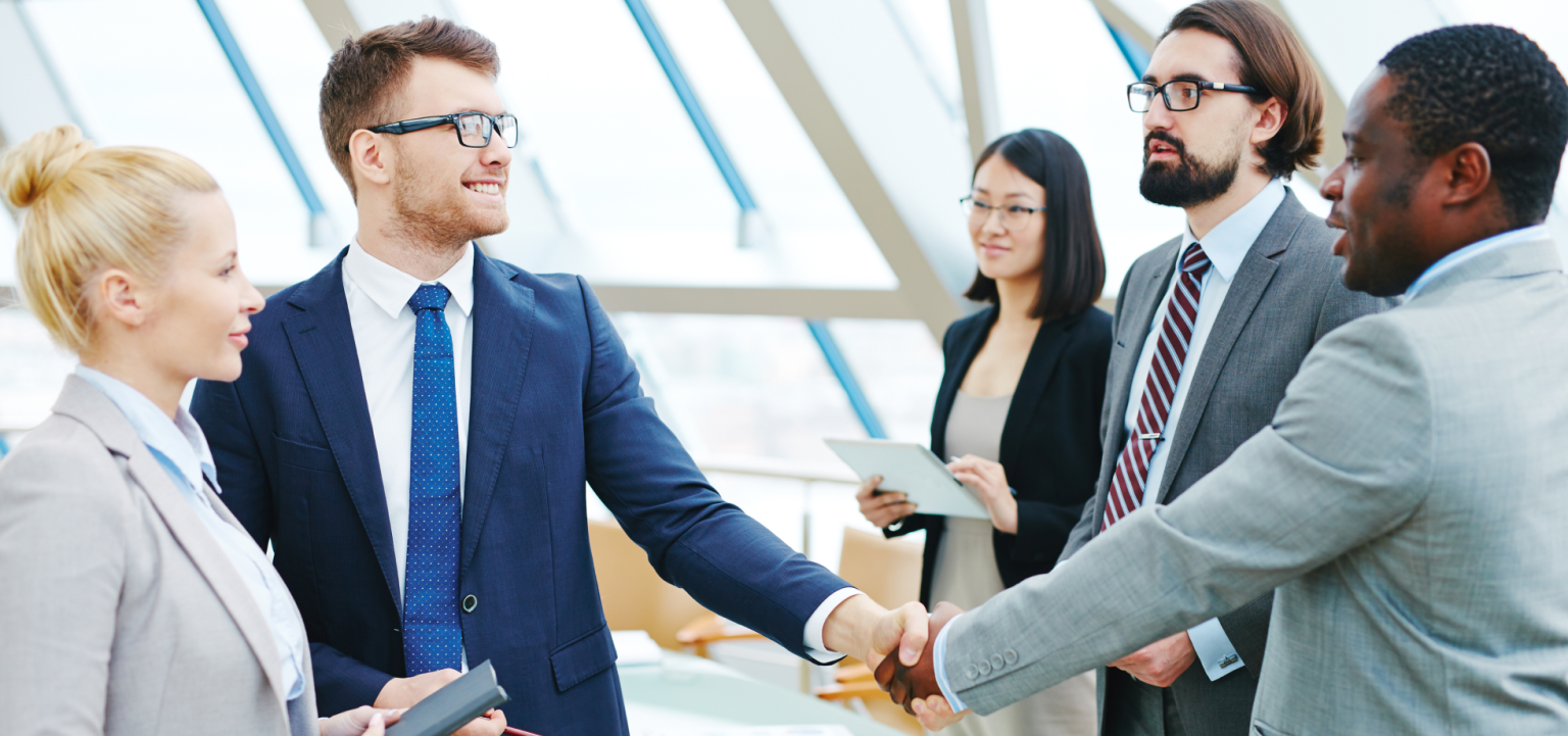 20 Customer Service Phrases to Use (+ 10 to Avoid)